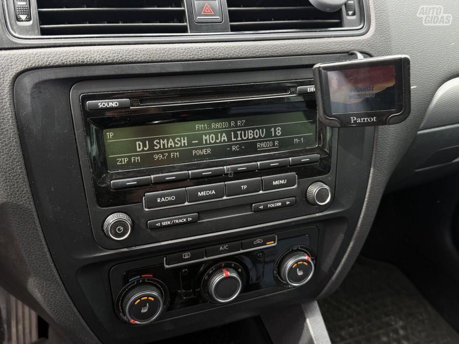 Volkswagen Jetta 2014 in Vilnius, with an engine capacity of 2.00 L and mileage of 380 thousand km for 2500 €, photo 14 on AUTOMOTO.COM.LV