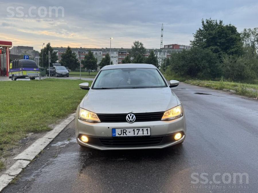 Volkswagen Jetta 2014 in Riga, with an engine capacity of 1.60 L and mileage of 259 thousand km for 4500 €, photo 1 on AUTOMOTO.COM.LV