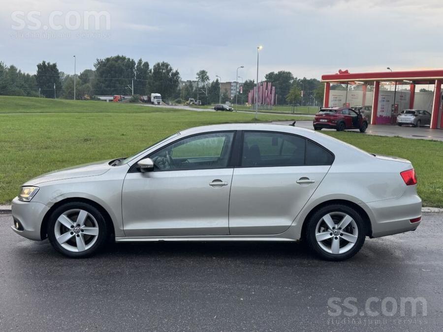 Volkswagen Jetta 2014 in Riga, with an engine capacity of 1.60 L and mileage of 259 thousand km for 4500 €, photo 3 on AUTOMOTO.COM.LV
