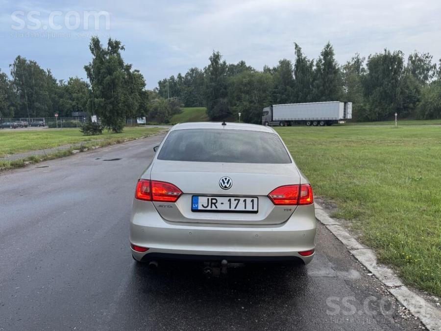 Volkswagen Jetta 2014 in Riga, with an engine capacity of 1.60 L and mileage of 259 thousand km for 4500 €, photo 4 on AUTOMOTO.COM.LV