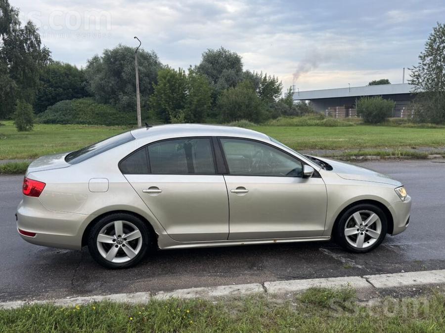 Volkswagen Jetta 2014 in Riga, with an engine capacity of 1.60 L and mileage of 259 thousand km for 4500 €, photo 5 on AUTOMOTO.COM.LV