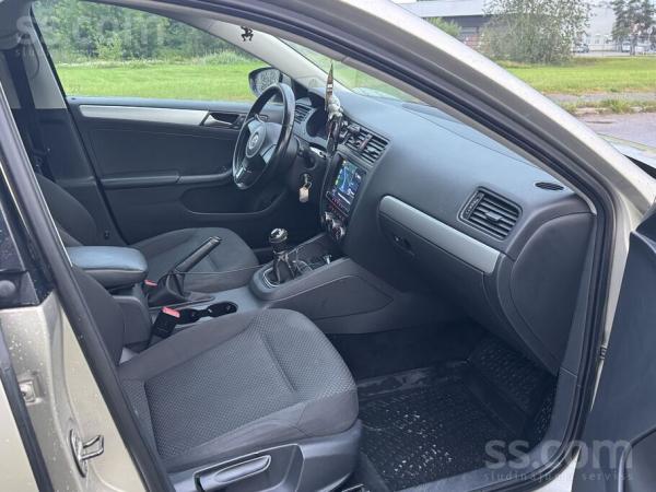 Volkswagen Jetta 2014 in Riga, with an engine capacity of 1.60 L and mileage of 259 thousand km for 4500 €, photo 6 on AUTOMOTO.COM.LV