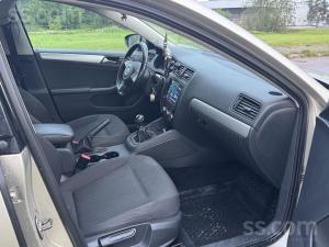 Volkswagen Jetta 2014 in Riga, with an engine capacity of 1.60 L and mileage of 259 thousand km for 4500 €, photo 6 on AUTOMOTO.COM.LV