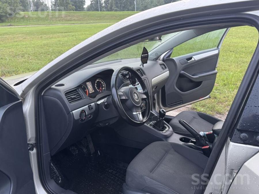 Volkswagen Jetta 2014 in Riga, with an engine capacity of 1.60 L and mileage of 259 thousand km for 4500 €, photo 8 on AUTOMOTO.COM.LV