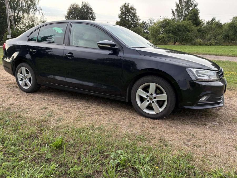 Volkswagen Jetta 2016 in Kaunas, with an engine capacity of 2.00 L and mileage of 364 thousand km for 4949 €, photo 4 on AUTOMOTO.COM.LV