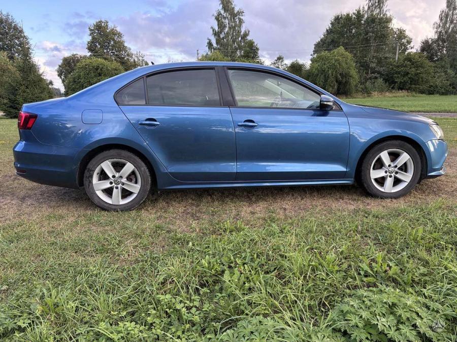 Volkswagen Jetta 2016 in Kaunas, with an engine capacity of 1.97 L and mileage of 279 thousand km for 4995 €, photo 3 on AUTOMOTO.COM.LV