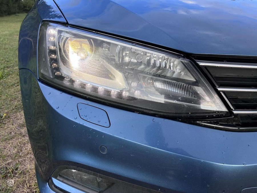 Volkswagen Jetta 2016 in Kaunas, with an engine capacity of 1.97 L and mileage of 279 thousand km for 4995 €, photo 5 on AUTOMOTO.COM.LV