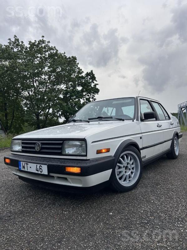White Volkswagen Jetta 1990 in Bauska, with an engine capacity of 1.80 L and mileage of 300 thousand km for 2600 €, photo 1 on AUTOMOTO.COM.LV
