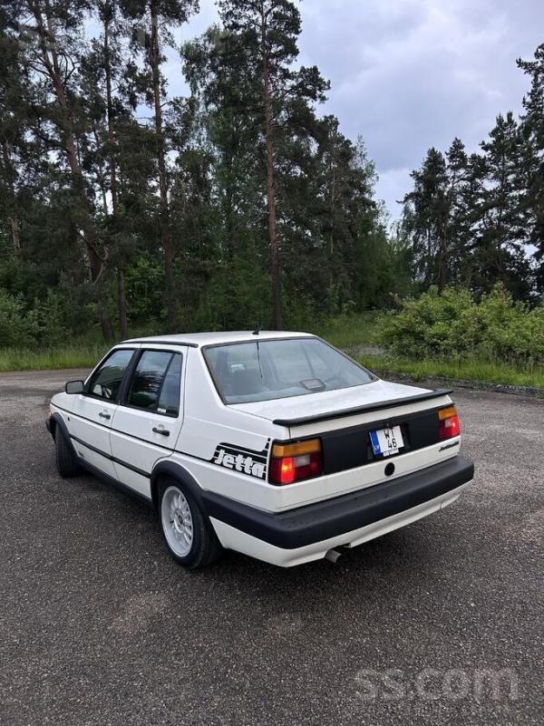 White Volkswagen Jetta 1990 in Bauska, with an engine capacity of 1.80 L and mileage of 300 thousand km for 2600 €, photo 2 on AUTOMOTO.COM.LV