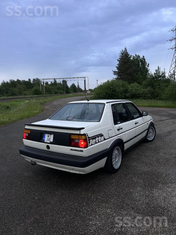 White Volkswagen Jetta 1990 in Bauska, with an engine capacity of 1.80 L and mileage of 300 thousand km for 2600 €, photo 3 on AUTOMOTO.COM.LV