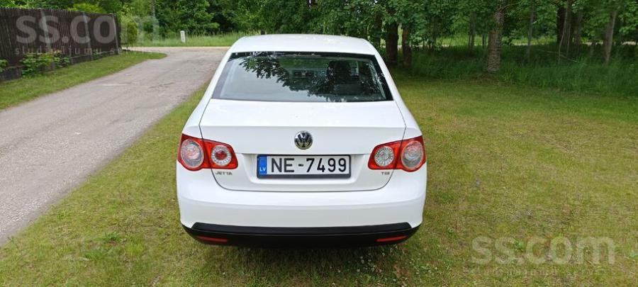 White Volkswagen Jetta 2010 in Jurmala, with an engine capacity of 1.40 L and mileage of 198 thousand km for 1998 €, photo 8 on AUTOMOTO.COM.LV