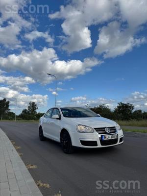 White Volkswagen Jetta 2010 in Riga, with an engine capacity of 1.60 L and mileage of 199 thousand km for 1500 €, photo  on AUTOMOTO.COM.LV