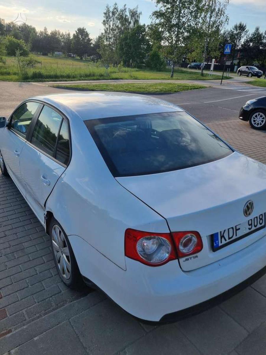 Белый Фольксваген Джетта 2010 в Вильнюс, объемом двигателя 1.60 л и пробегом 227 тыс. км за 1000 €, фото 1 на AUTOMOTO.COM.LV