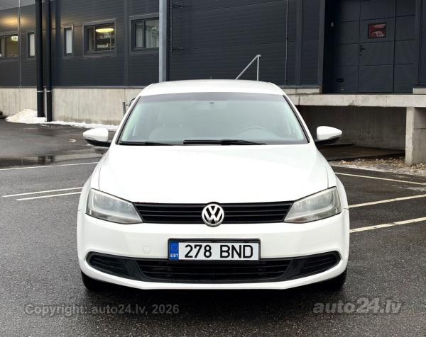 White Volkswagen Jetta 2011 in Tartu, with an engine capacity of 1.60 L and mileage of 360 thousand km for 3990 €, photo 2 on AUTOMOTO.COM.LV