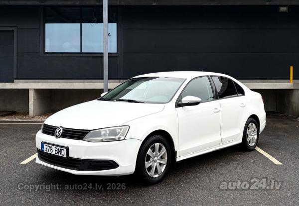 White Volkswagen Jetta 2011 in Tartu, with an engine capacity of 1.60 L and mileage of 360 thousand km for 3990 €, photo 3 on AUTOMOTO.COM.LV