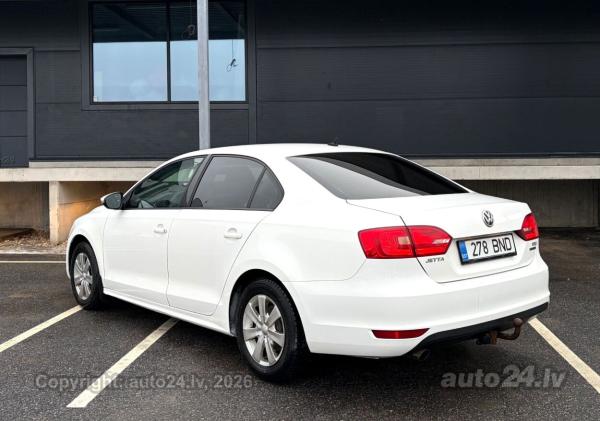 White Volkswagen Jetta 2011 in Tartu, with an engine capacity of 1.60 L and mileage of 360 thousand km for 3990 €, photo 4 on AUTOMOTO.COM.LV