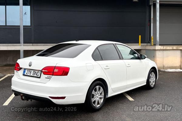 White Volkswagen Jetta 2011 in Tartu, with an engine capacity of 1.60 L and mileage of 360 thousand km for 3990 €, photo 5 on AUTOMOTO.COM.LV