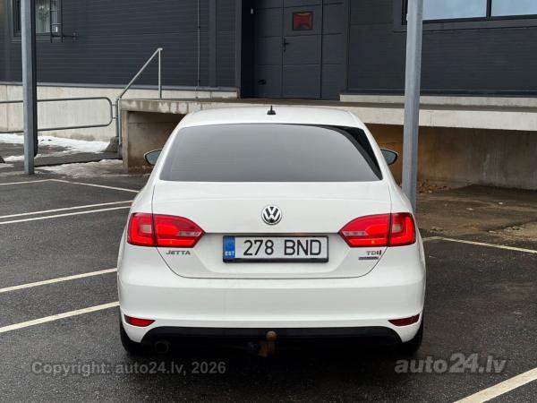 White Volkswagen Jetta 2011 in Tartu, with an engine capacity of 1.60 L and mileage of 360 thousand km for 3990 €, photo 6 on AUTOMOTO.COM.LV