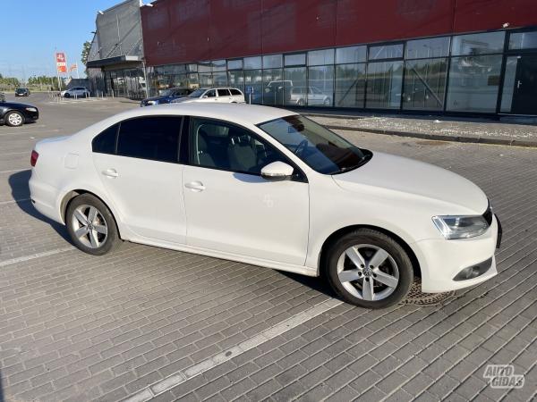 Balts Volkswagen Jetta 2011 Viļņa, ar dzinēja tilpumu 1.20 L un nobraukumu 263 tūkst. km par 3300 €, foto 4 vietnē AUTOMOTO.COM.LV