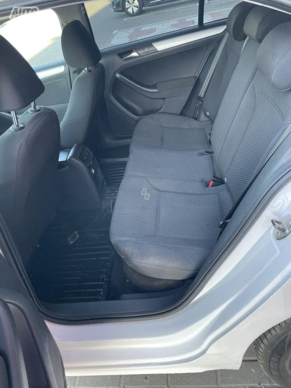Balts Volkswagen Jetta 2011 Viļņa, ar dzinēja tilpumu 1.20 L un nobraukumu 263 tūkst. km par 3300 €, foto 8 vietnē AUTOMOTO.COM.LV