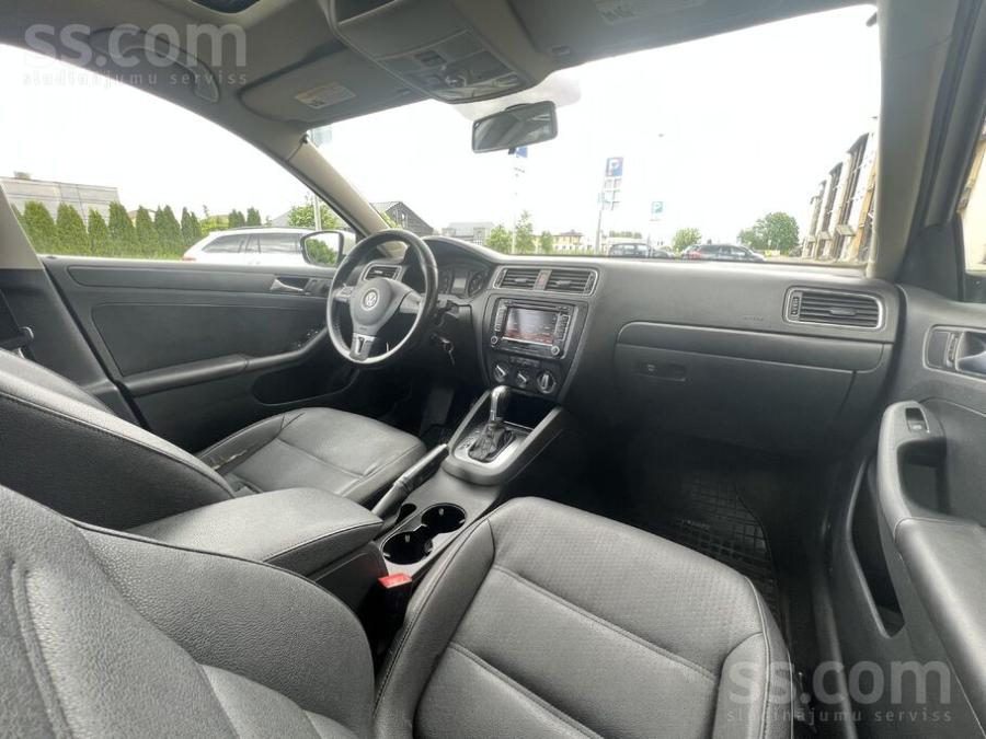 Balts Volkswagen Jetta 2011 Rīga, ar dzinēja tilpumu 2.50 L un nobraukumu 158 tūkst. km par 2700 €, foto 7 vietnē AUTOMOTO.COM.LV