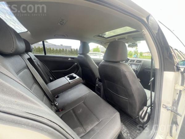 Balts Volkswagen Jetta 2011 Rīga, ar dzinēja tilpumu 2.50 L un nobraukumu 158 tūkst. km par 2700 €, foto 7 vietnē AUTOMOTO.COM.LV