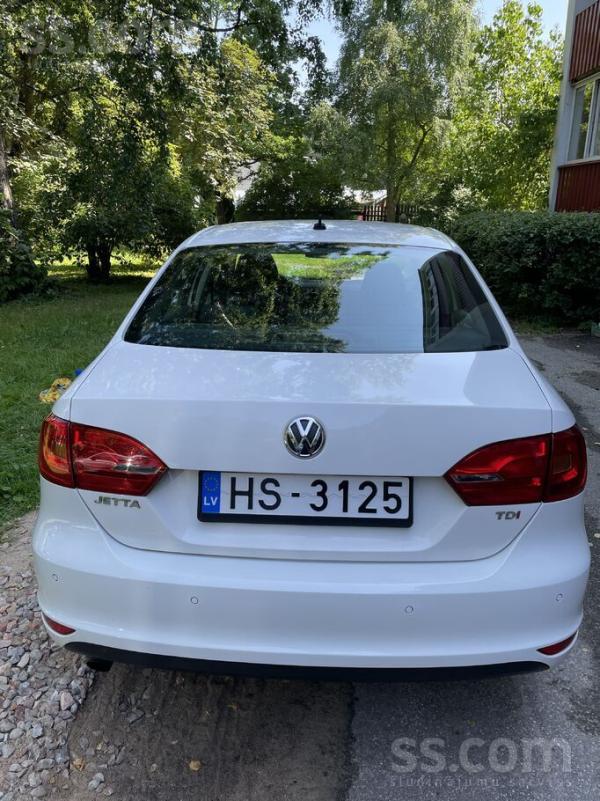 White Volkswagen Jetta 2011 in Jurmala, with an engine capacity of 1.60 L and mileage of 227 thousand km for 2500 €, photo 1 on AUTOMOTO.COM.LV