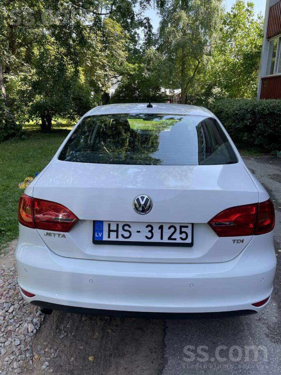 White Volkswagen Jetta 2011 in Jurmala, with an engine capacity of 1.60 L and mileage of 227 thousand km for 2500 €, photo 1 on AUTOMOTO.COM.LV