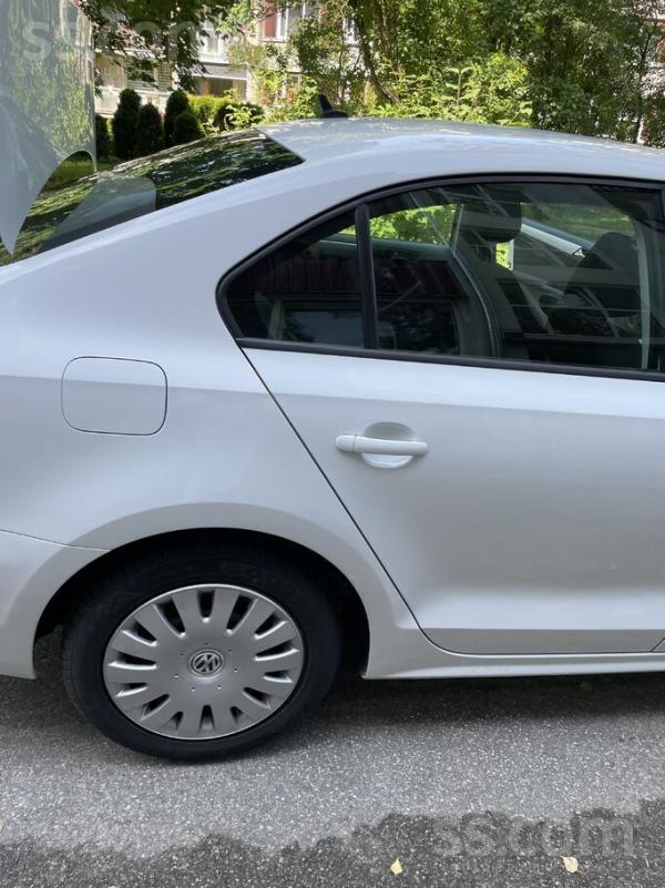 White Volkswagen Jetta 2011 in Jurmala, with an engine capacity of 1.60 L and mileage of 227 thousand km for 2500 €, photo 2 on AUTOMOTO.COM.LV