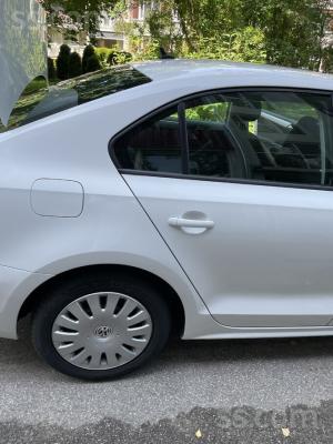 White Volkswagen Jetta 2011 in Jurmala, with an engine capacity of 1.60 L and mileage of 227 thousand km for 2500 €, photo 3 on AUTOMOTO.COM.LV