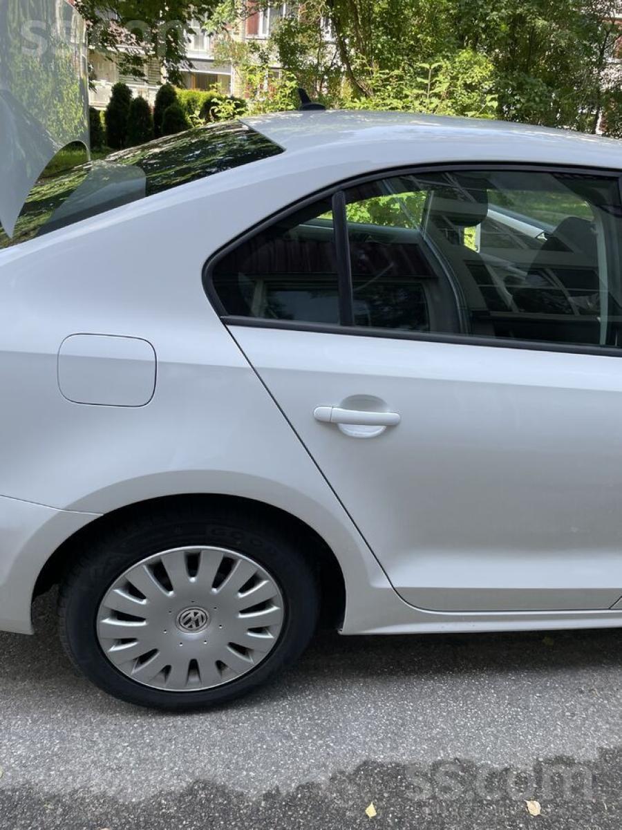 White Volkswagen Jetta 2011 in Jurmala, with an engine capacity of 1.60 L and mileage of 227 thousand km for 2500 €, photo 3 on AUTOMOTO.COM.LV