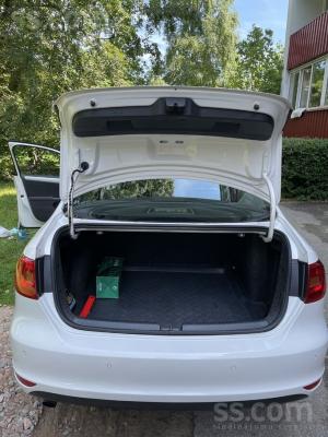 White Volkswagen Jetta 2011 in Jurmala, with an engine capacity of 1.60 L and mileage of 227 thousand km for 2500 €, photo 5 on AUTOMOTO.COM.LV