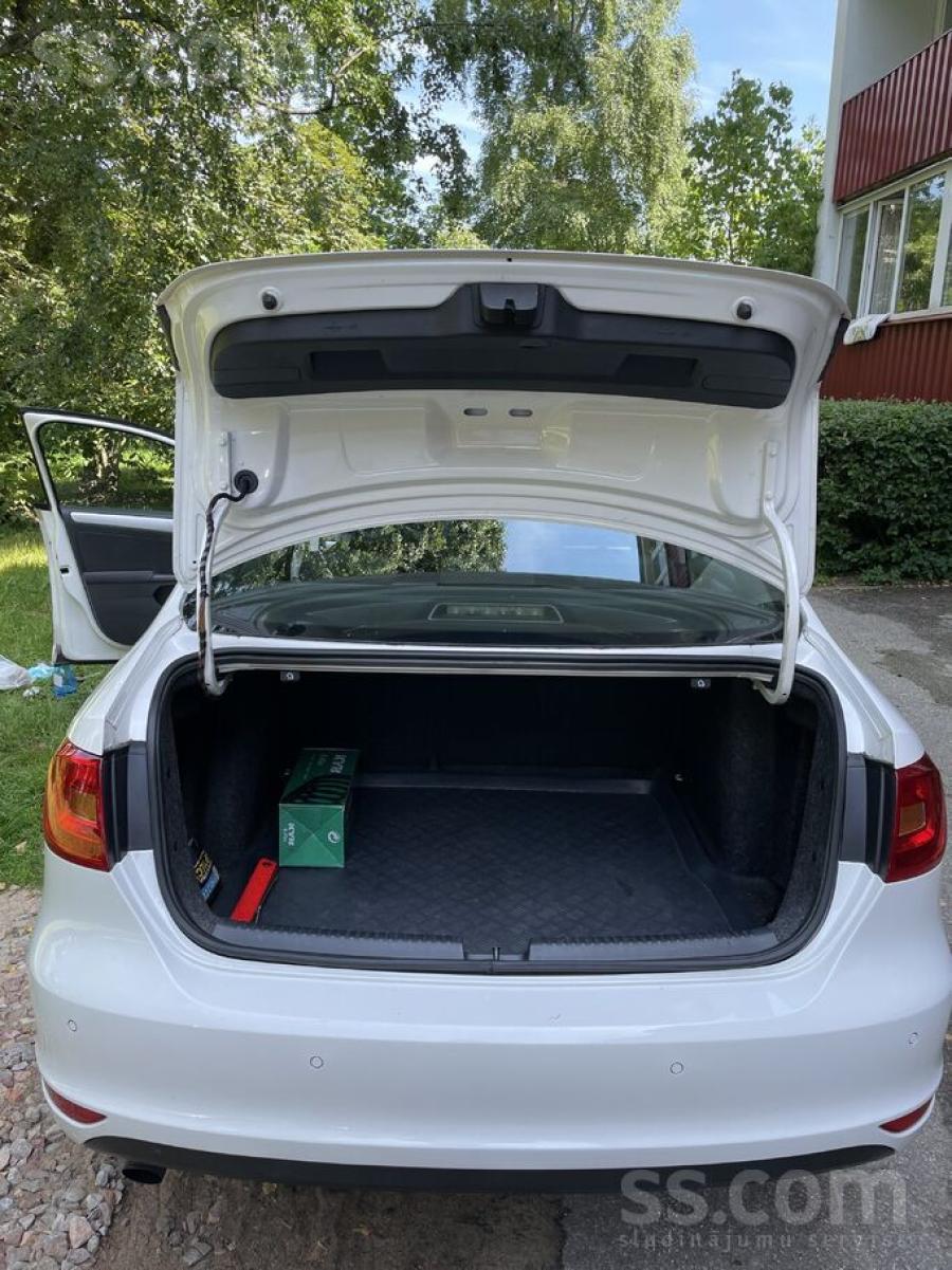 White Volkswagen Jetta 2011 in Jurmala, with an engine capacity of 1.60 L and mileage of 227 thousand km for 2500 €, photo 5 on AUTOMOTO.COM.LV