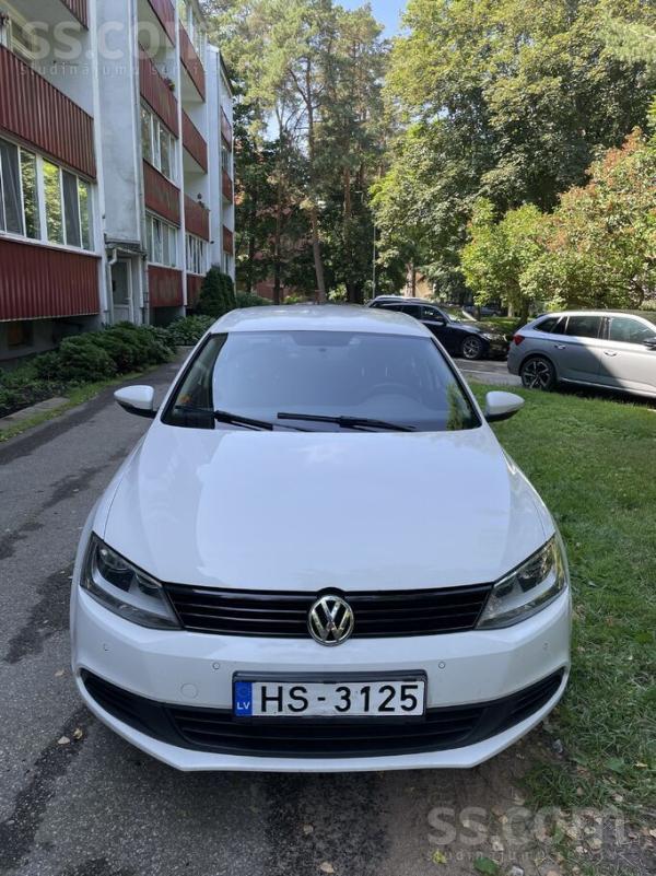 White Volkswagen Jetta 2011 in Jurmala, with an engine capacity of 1.60 L and mileage of 227 thousand km for 2500 €, photo 5 on AUTOMOTO.COM.LV