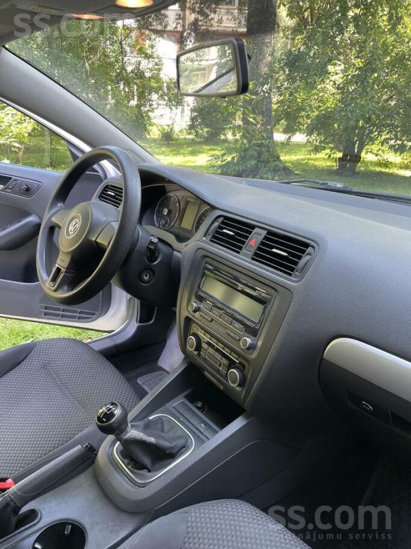 White Volkswagen Jetta 2011 in Jurmala, with an engine capacity of 1.60 L and mileage of 227 thousand km for 2500 €, photo 8 on AUTOMOTO.COM.LV