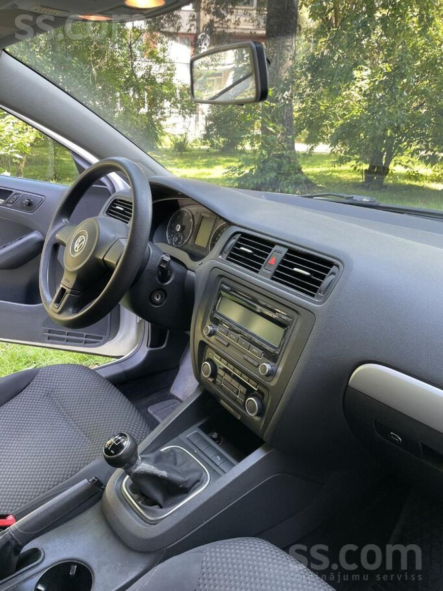 White Volkswagen Jetta 2011 in Jurmala, with an engine capacity of 1.60 L and mileage of 227 thousand km for 2500 €, photo 9 on AUTOMOTO.COM.LV