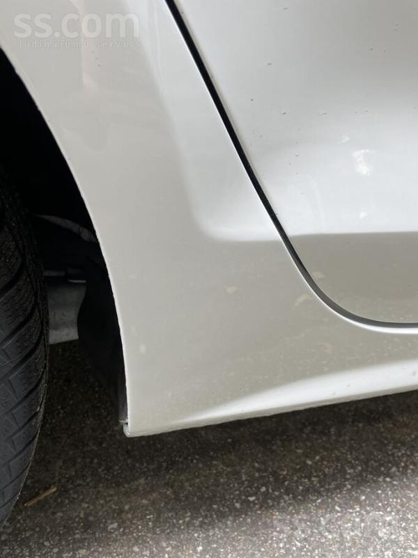 White Volkswagen Jetta 2011 in Jurmala, with an engine capacity of 1.60 L and mileage of 227 thousand km for 2500 €, photo 9 on AUTOMOTO.COM.LV