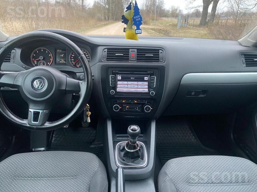 Balts Volkswagen Jetta 2011 Jelgava, ar dzinēja tilpumu 1.20 L un nobraukumu 265 tūkst. km par 4100 €, foto 4 vietnē AUTOMOTO.COM.LV