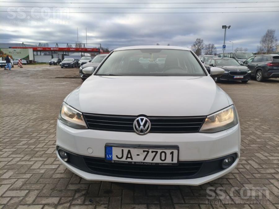 White Volkswagen Jetta 2012 in Riga, with an engine capacity of 1.20 L and mileage of 250 thousand km for 3200 €, photo 2 on AUTOMOTO.COM.LV