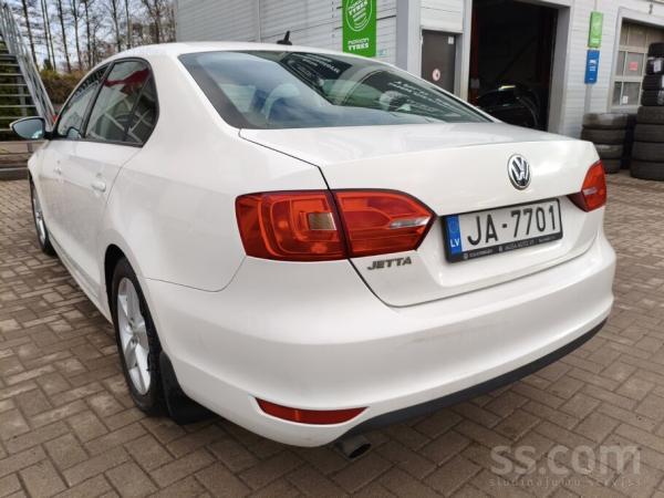White Volkswagen Jetta 2012 in Riga, with an engine capacity of 1.20 L and mileage of 250 thousand km for 3200 €, photo 6 on AUTOMOTO.COM.LV