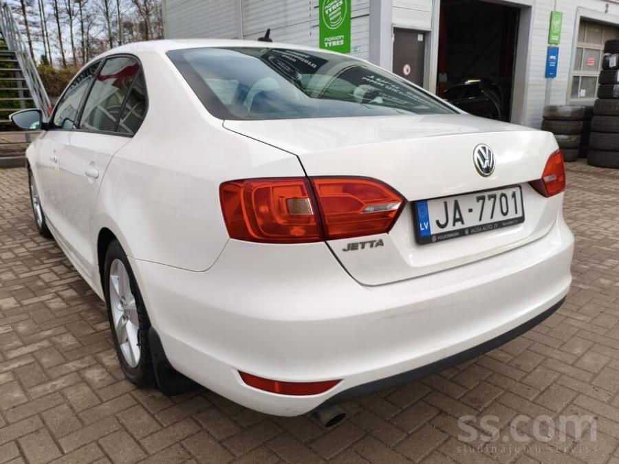 White Volkswagen Jetta 2012 in Riga, with an engine capacity of 1.20 L and mileage of 250 thousand km for 3200 €, photo 6 on AUTOMOTO.COM.LV