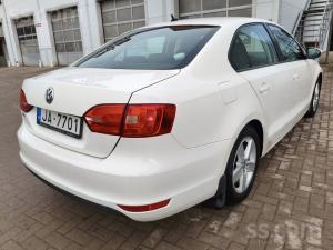 White Volkswagen Jetta 2012 in Riga, with an engine capacity of 1.20 L and mileage of 250 thousand km for 3200 €, photo 7 on AUTOMOTO.COM.LV