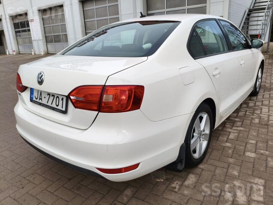White Volkswagen Jetta 2012 in Riga, with an engine capacity of 1.20 L and mileage of 250 thousand km for 3200 €, photo 7 on AUTOMOTO.COM.LV