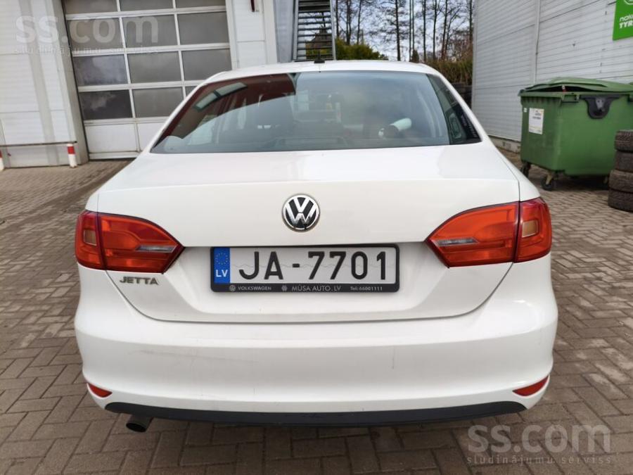 White Volkswagen Jetta 2012 in Riga, with an engine capacity of 1.20 L and mileage of 250 thousand km for 3200 €, photo 8 on AUTOMOTO.COM.LV