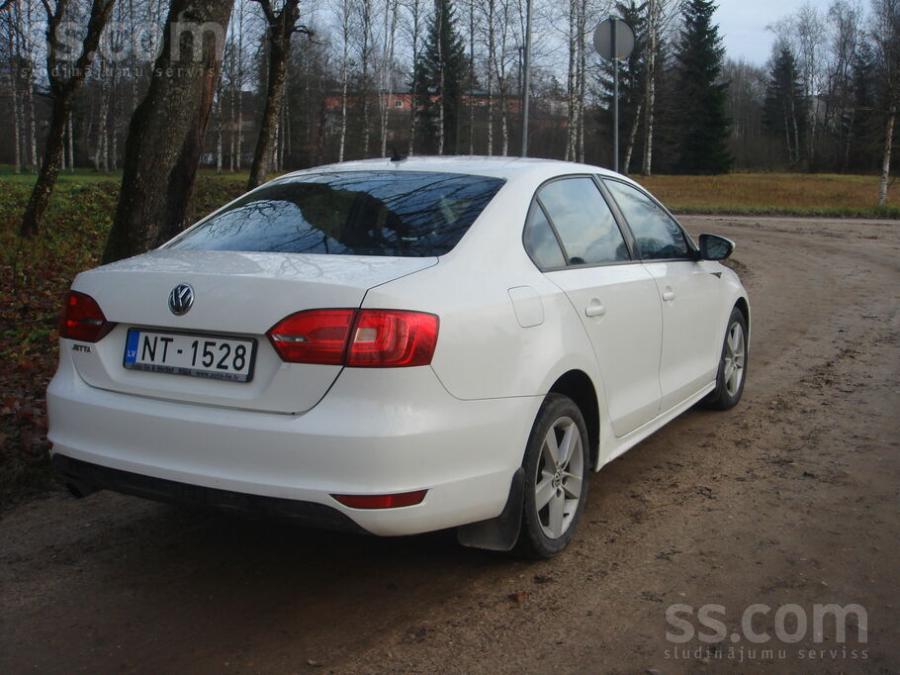 White Volkswagen Jetta 2012 in Aluksne, with an engine capacity of 1.20 L and mileage of 339 thousand km for 2800 €, photo 3 on AUTOMOTO.COM.LV