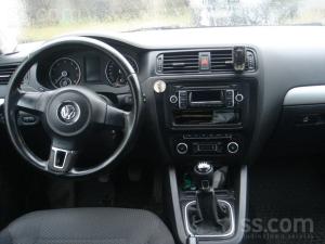 White Volkswagen Jetta 2012 in Aluksne, with an engine capacity of 1.20 L and mileage of 339 thousand km for 2800 €, photo 5 on AUTOMOTO.COM.LV