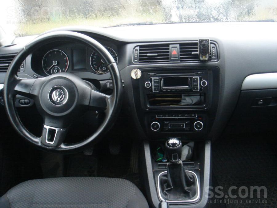 White Volkswagen Jetta 2012 in Aluksne, with an engine capacity of 1.20 L and mileage of 339 thousand km for 2800 €, photo 5 on AUTOMOTO.COM.LV