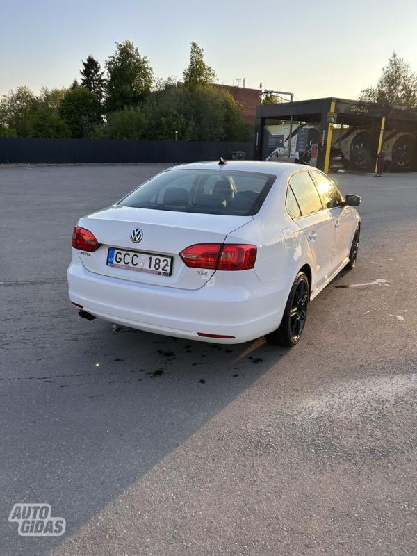 White Volkswagen Jetta 2012 in Kaunas, with an engine capacity of 2.00 L and mileage of 238 thousand km for 4450 €, photo 2 on AUTOMOTO.COM.LV