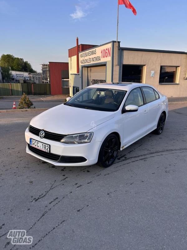 White Volkswagen Jetta 2012 in Kaunas, with an engine capacity of 2.00 L and mileage of 238 thousand km for 4450 €, photo 3 on AUTOMOTO.COM.LV