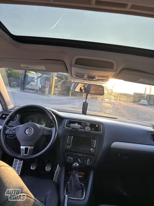 White Volkswagen Jetta 2012 in Kaunas, with an engine capacity of 2.00 L and mileage of 238 thousand km for 4450 €, photo 6 on AUTOMOTO.COM.LV